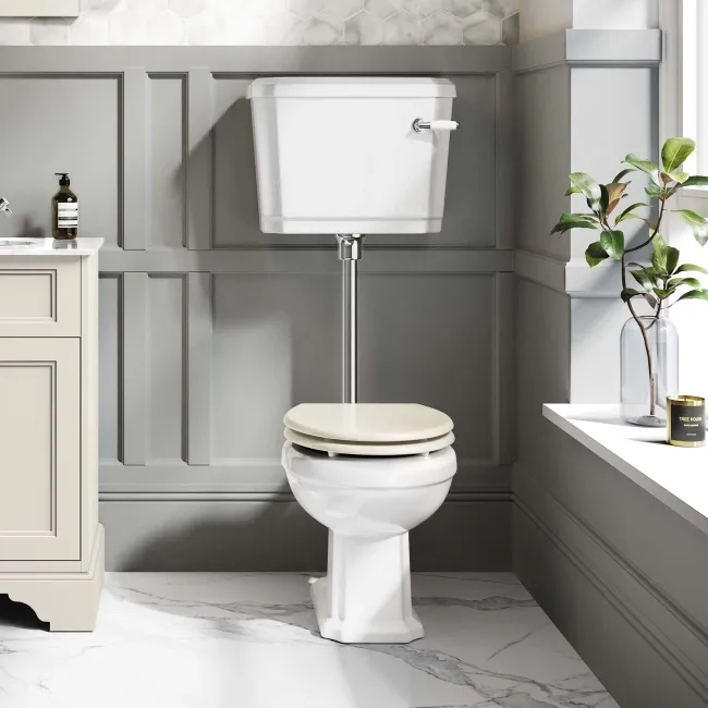 Hudson Traditional Toilet With Low-Level Cistern and Chalk White Wooden ...
